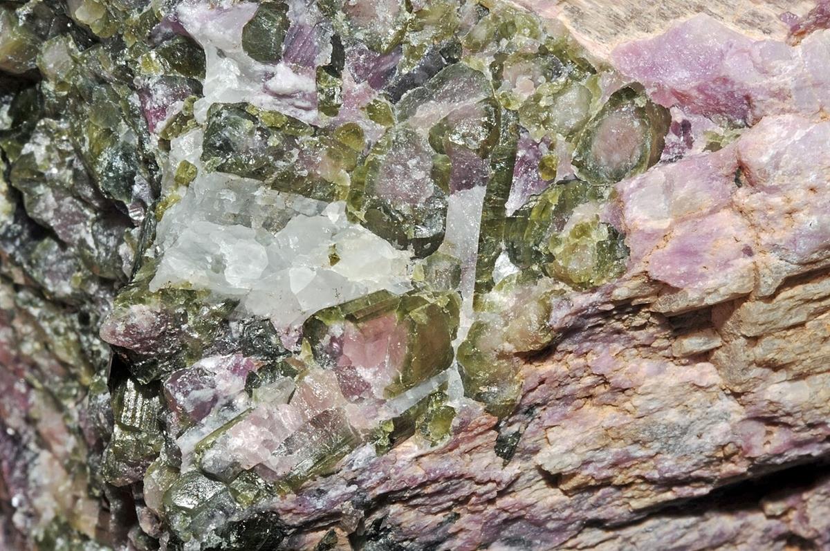 Pegmatites Rock Characteristics and Formation | Earth Know